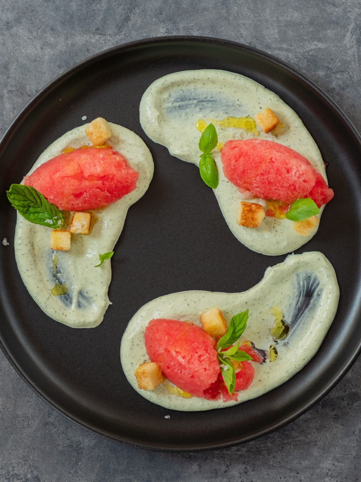 Rezept: Wassermelonengranita auf Minz-Basilikum-Schmand und Brioche ...