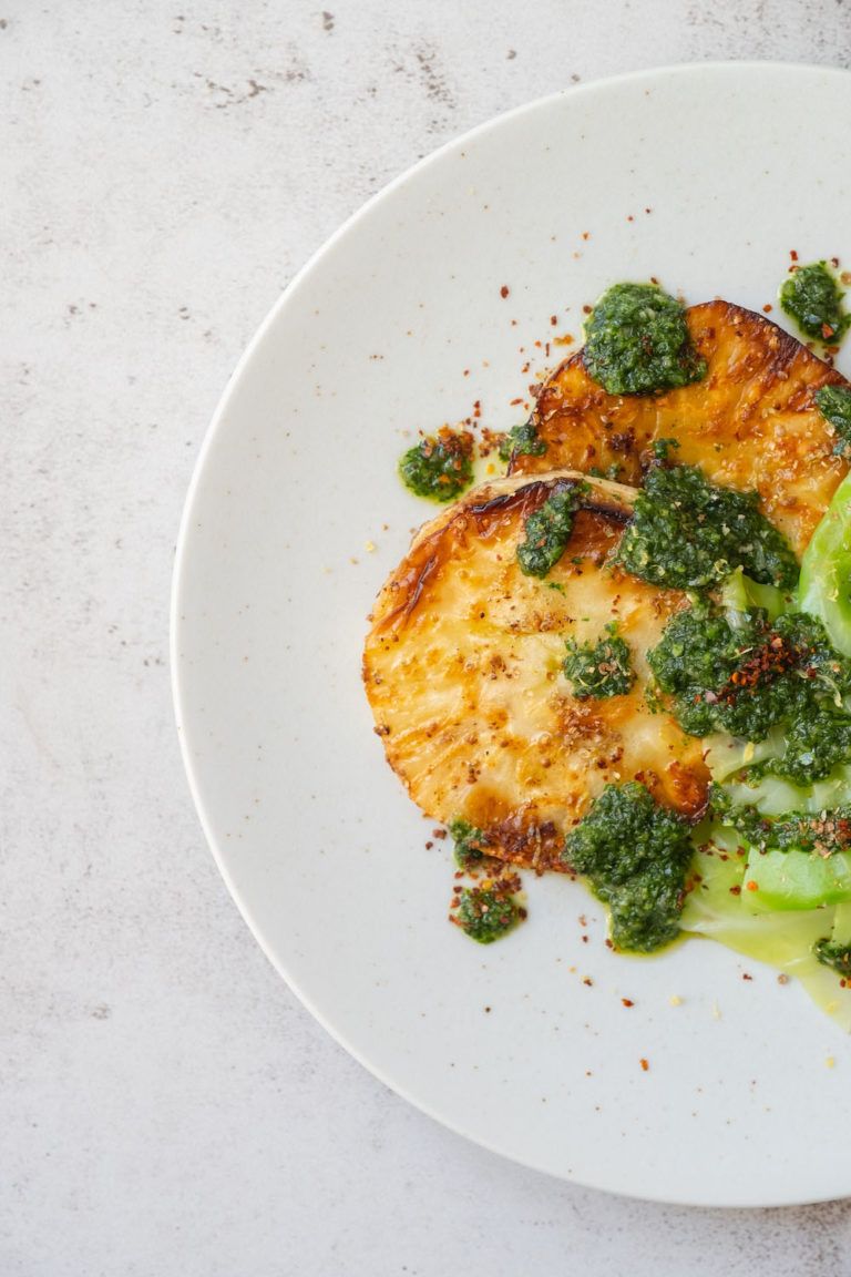 Selleriesteak mit Spitzkohl und Chimichurri - ABOUT FUEL