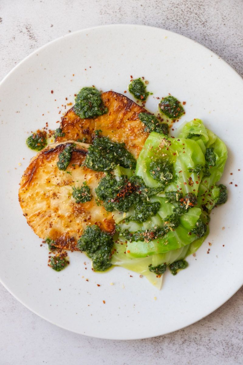 Selleriesteak mit Spitzkohl und Chimichurri - ABOUT FUEL